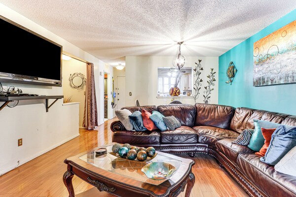 3 Mi To Dtwn New Haven: Colorful Condo W/ Yard! - New Haven, CT