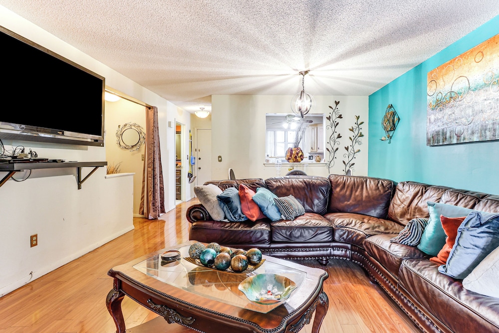 3 Mi To Dtwn New Haven: Colorful Condo W/ Yard! - Lake Saltonstall, CT