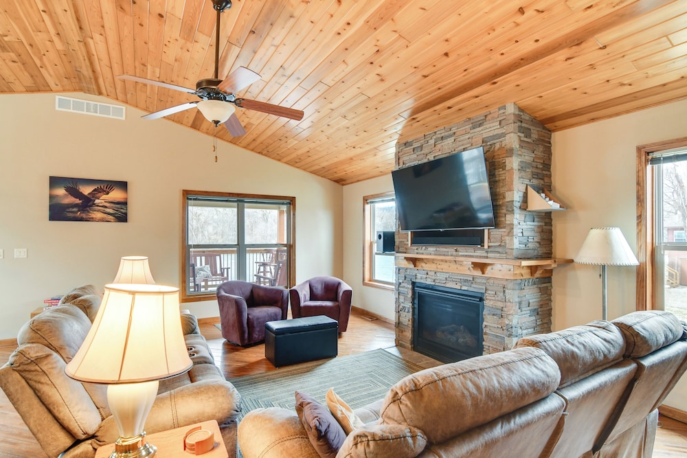 6 Mi To Dtwn Pella: Riverfront Cabin W/ Game Room! - Knoxville, IA