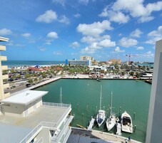 Quarto casal família, vista para a piscina | Vista da sacada