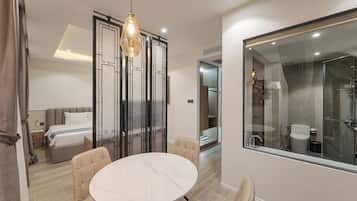 Quarto Duplo Deluxe | Sala de estar | Televisor LED de 32 polegadas com canais via satélite