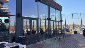 Um café com área externa e vista desobstruída da região.