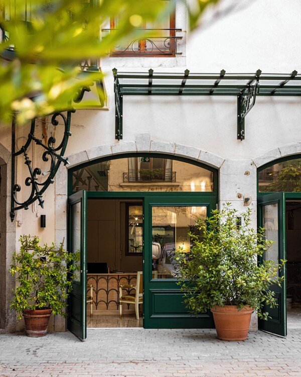 La Cour Du 6 - Lake Annecy