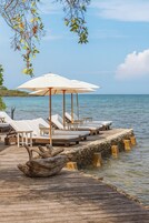 Terraço com espreguiçadeiras