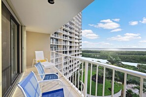 Apartamento em Condomínio Fechado (Beachfront condo with pool/gym/grills) | Terrenos do alojamento