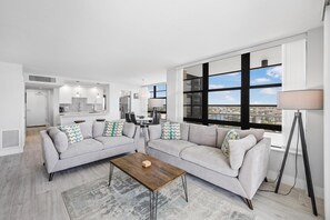 Apartamento em Condomínio Fechado, 1 cama king-size (Corner beachfront condo with pool, gy) | Sala de estar