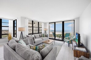 Apartamento em Condomínio Fechado, 1 cama king-size (Corner beachfront condo with pool, gy) | Sala de estar