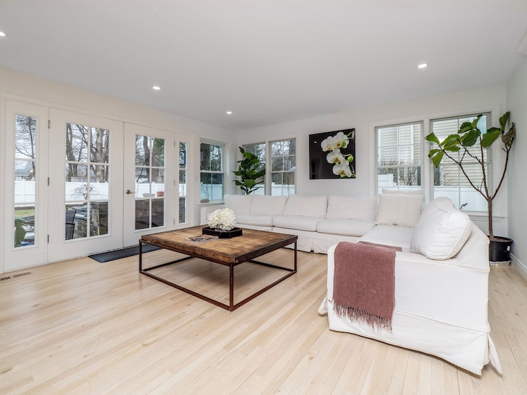 Spacious 6-bedroom 5 Bathroom Dream House, With Salt Water Pool & Stone Hot Tub. - Norwalk, CT