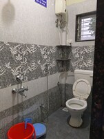 Chuveiro, toalhas de banho, sabonete, shampoo