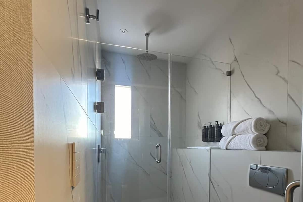 Chuveiro, secador de cabelo, toalhas de banho, sabonete