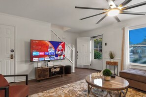 Casa, 2 quartos, pátio, vista para o jardim | Sala