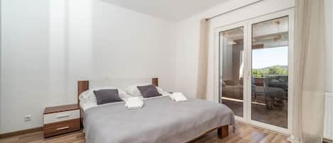 Apartamento (Three Bedroom with Balcony Sweet Apar) | 3 quartos