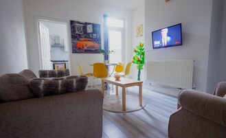 Quarto Duplo Comfort, vista para o porto | Sala de estar | TV de ecrã plano 