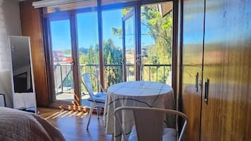 Quarto casal superior, sacada | Wi-Fi de cortesia, roupa de cama