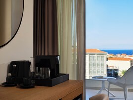 Quarto, 2 camas individuais, vista para o mar | Sala de estar | Smart TV de 55 polegadas com canais digitais 