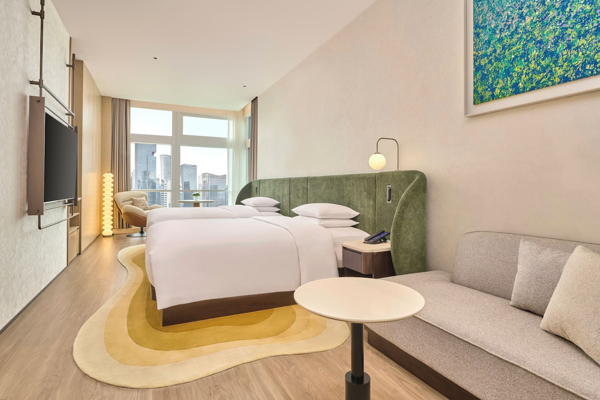 Edredons de pluma, frigobar (abastecido com alguns itens grátis)