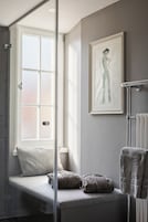 Quarto Duplo Comfort | Casa de banho | Um polibã, um chuveiro fixo, produtos de higiene exclusivos 