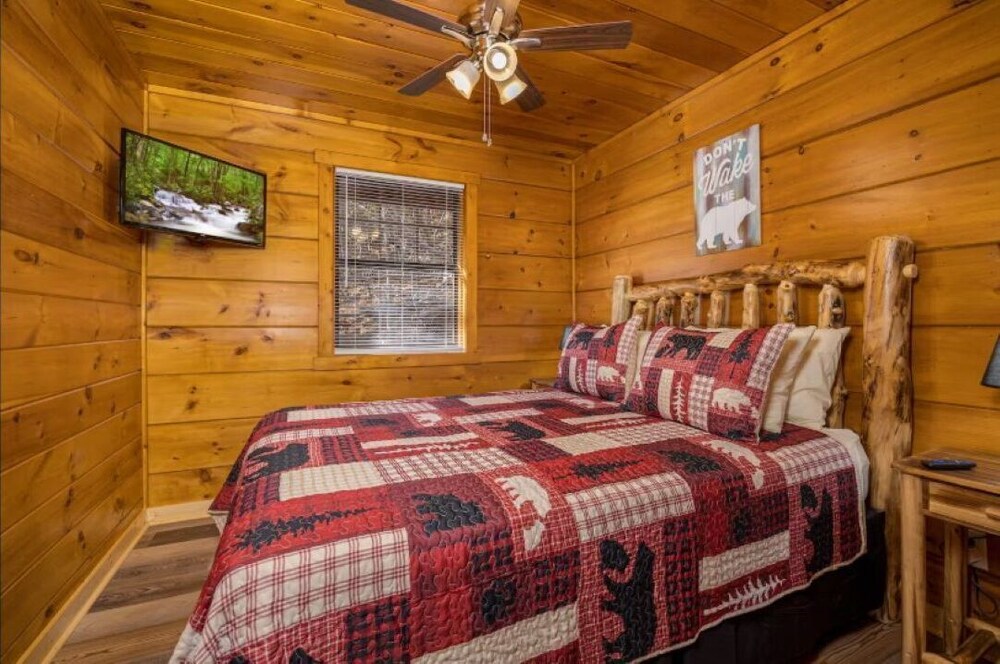 New Listing! 5 Min to PF! PRIVATE Mtn VIEWS! 3BR/2BA-HT, Pool Table & Fire Pit - Pigeon Forge | Vrbo