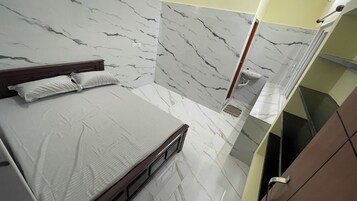 Quarto quádruplo luxo, 2 camas Queen, varanda, vista para a cidade | Camas Select Comfort