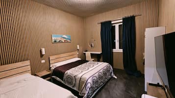 Quarto triplo básico | Escrivaninha, cortinas blackout, ferros/tábuas de passar roupa