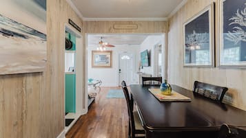 Casa de campo conforto, 2 quartos, vista para o jardim | Sala de jantar