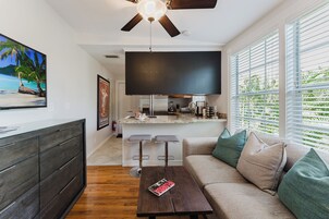 Apartamento conforto, 1 quarto, vista para o jardim | Área de estar | Smart TV 55 polegadas com canais digitais, Netflix, Hulu