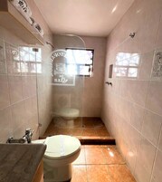 Quarto standard | Banheiro | Chuveiro, produtos de toalete grátis, toalhas de banho 