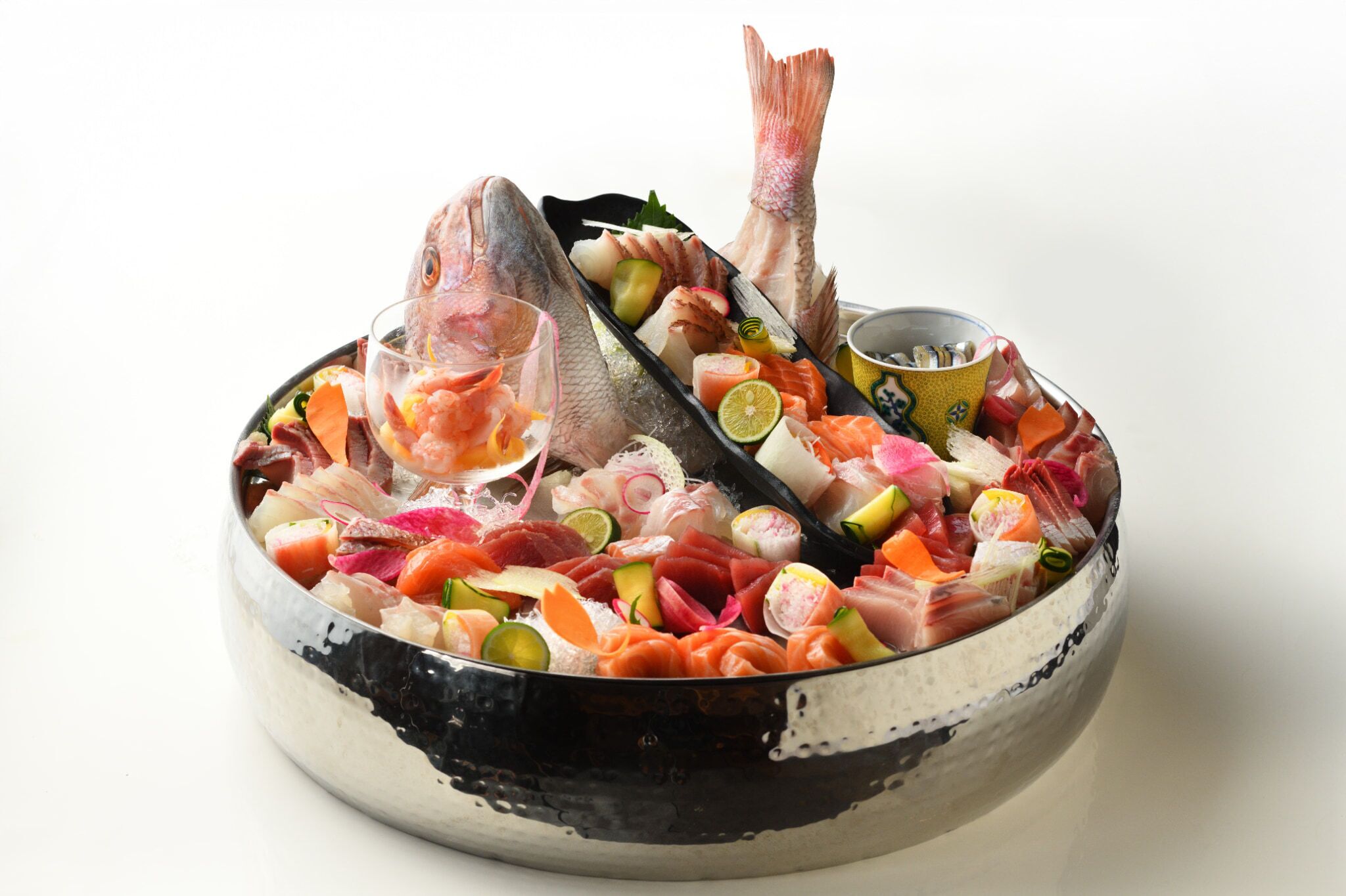 Uma tigela com mariscos variados, incluindo peixe, camarão e outros itens.