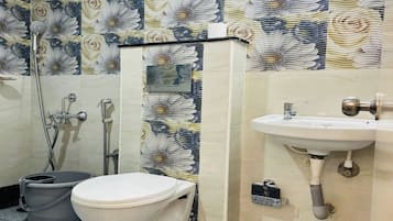 Quarto casal ou duplo luxo, vista para a cidade | Banheiro | Produtos de toalete grátis, toalhas de banho, sabonete, shampoo