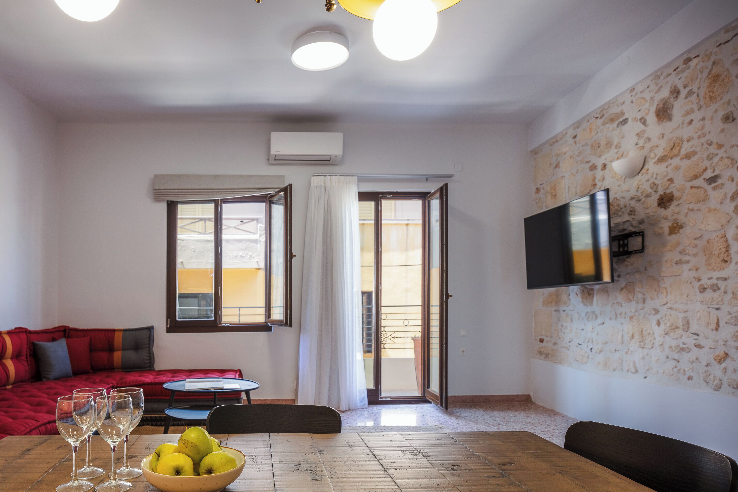 Apartamento conforto, sacada, vista para a cidade | Área de estar | TV de tela plana