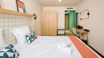 Quarto casal superior | Individualmente mobiliados, escrivaninha, quartos à prova de som