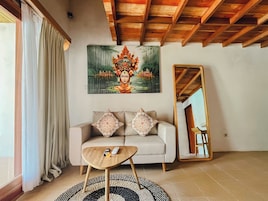 Quarto Deluxe, 1 quarto, em frente à praia | Sala de estar | TV de ecrã plano 