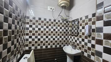 Quarto casal luxo, 1 cama de casal | Banheiro | Chuveiro, toalhas de banho