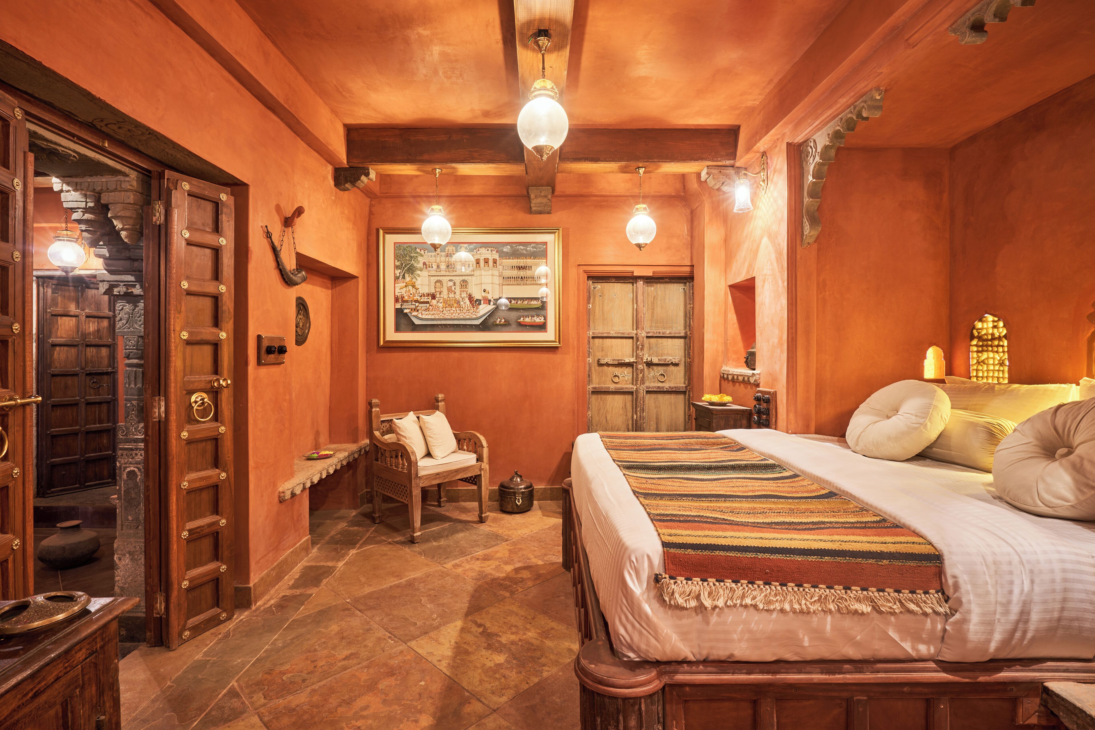 Quarto tradicional com cama, móveis de madeira e um quadro na parede.