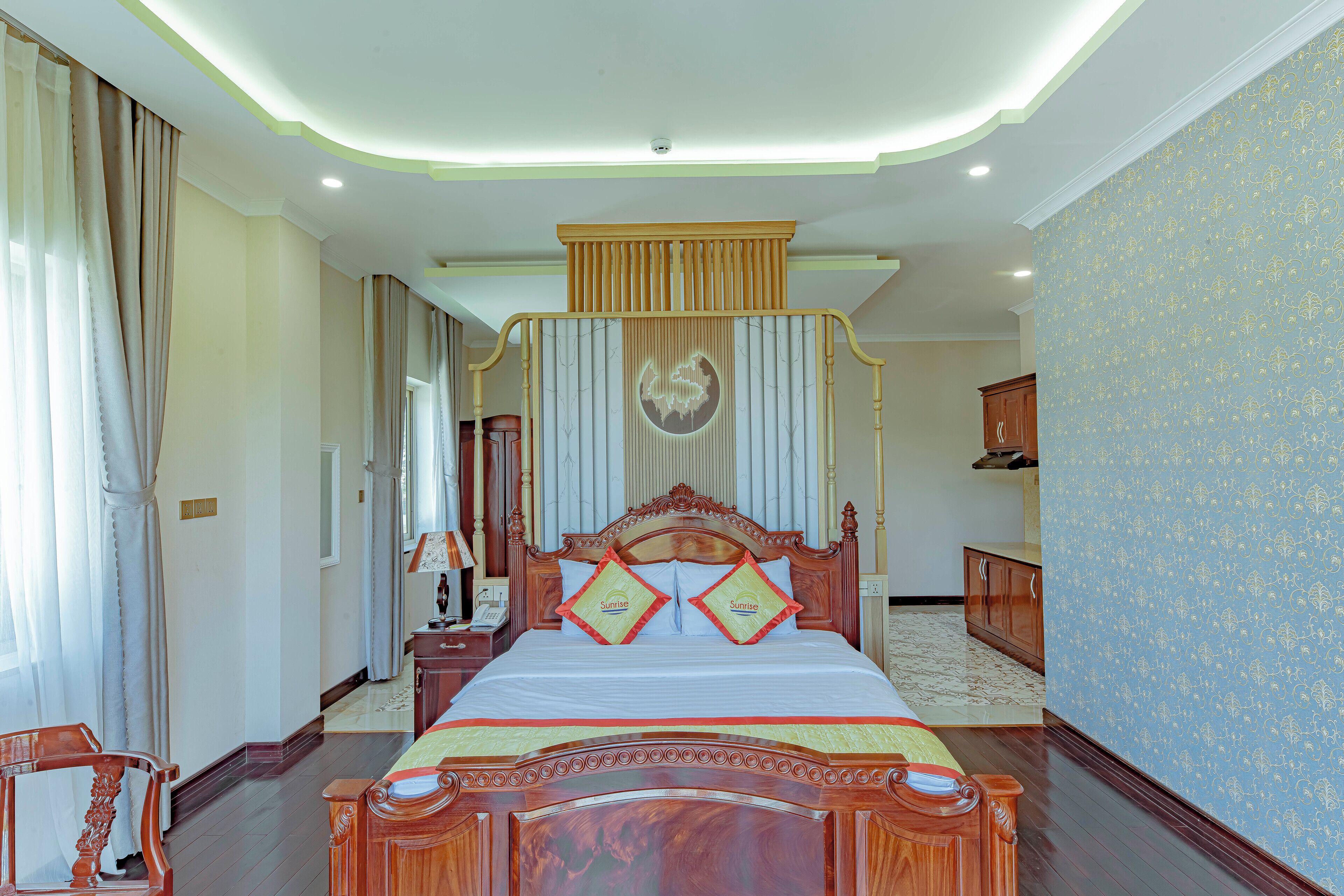 Um quarto espaçoso com uma cama grande, uma cabeceira de madeira e um teto decorativo.