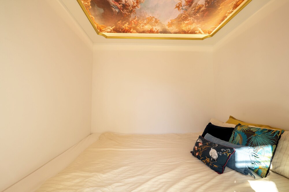 Atypical architect-designed apartment - private garden. Right in the ...