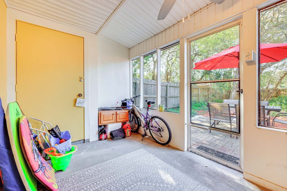 Walk To Beach: Gem W/ Fenced Yard In St Augustine - Vilano Beach, FL