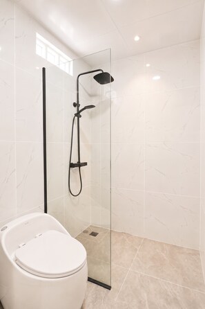 Quarto superior | Banheiro | Chuveiro, produtos de toalete grátis, secador de cabelo 