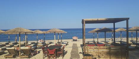 Espreguiçadeiras, guarda-sóis