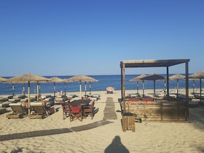 Espreguiçadeiras, guarda-sóis de praia