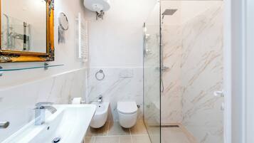 Quarto Triplo | Casa de banho | Um polibã, um secador de cabelo, toalhas fornecidas, sabão