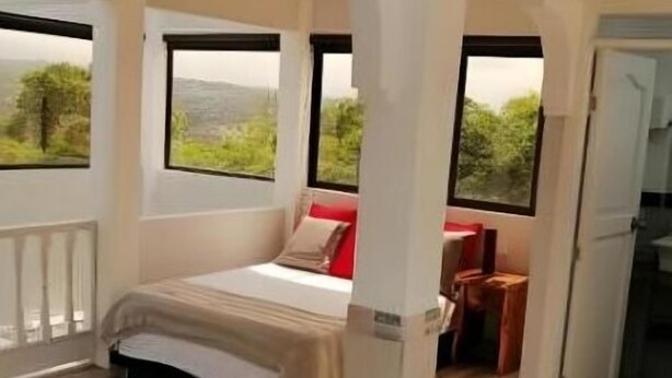 Suite Superior, casa de banho privativa, vista para a colina | Camas de colchão Select Comfort, Wi-fi grátis, roupa de cama fornecida
