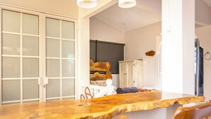 Suite Superior, casa de banho privativa, vista para a colina | Camas de colchão Select Comfort, Wi-fi grátis, roupa de cama fornecida