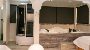 Suite Superior, casa de banho privativa, vista para a colina | Casa de banho | Um polibã, toalhas fornecidas, sabão