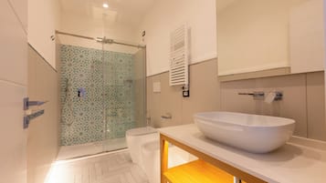 Quarto superior, vista para o jardim | Banheiro | Chuveiro, secador de cabelo, toalhas de banho, sabonete