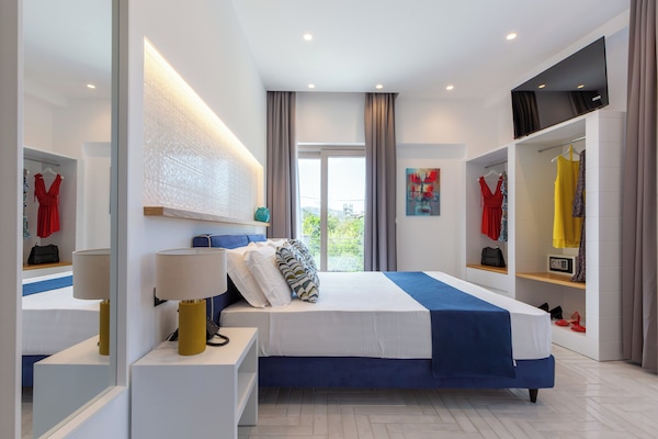 Quarto luxo | Cofres nos quartos, escrivaninha, quartos à prova de som