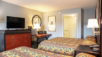 Quarto Duplo Deluxe | Secretária, cortinas/cortinados opacos, ferro/tábua de engomar 