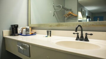 Produtos de toalete biodegradáveis, secador de cabelo, toalhas de banho 