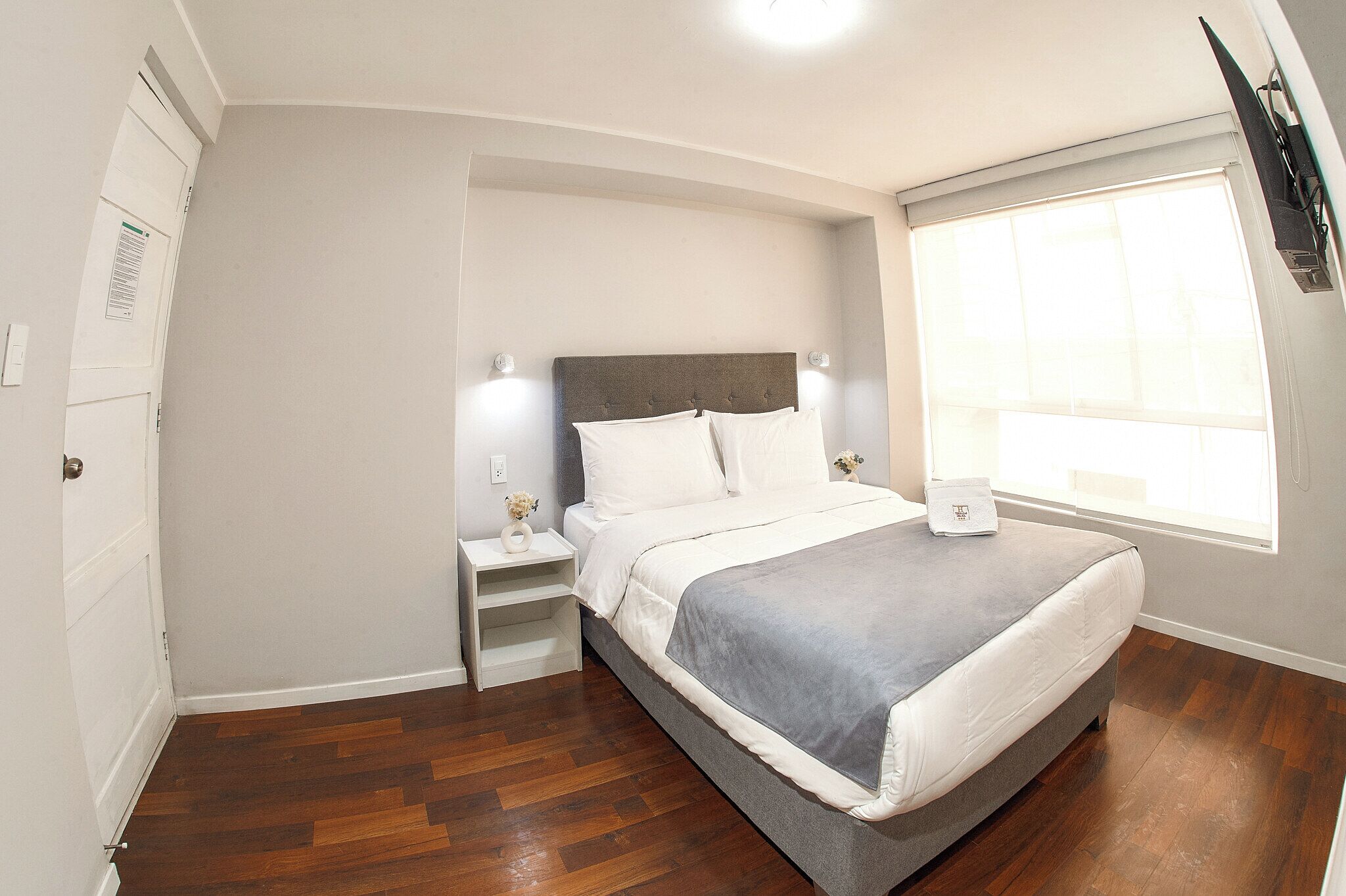 Quarto básico | Escrivaninha, espaço de trabalho para notebook, Wi-Fi de cortesia