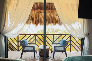 Quarto quádruplo superior, 2 camas Queen, vista para o jardim | Terraço/pátio